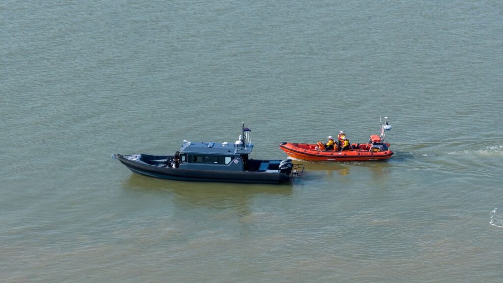 Body found in search for missing girl in River Thames ...